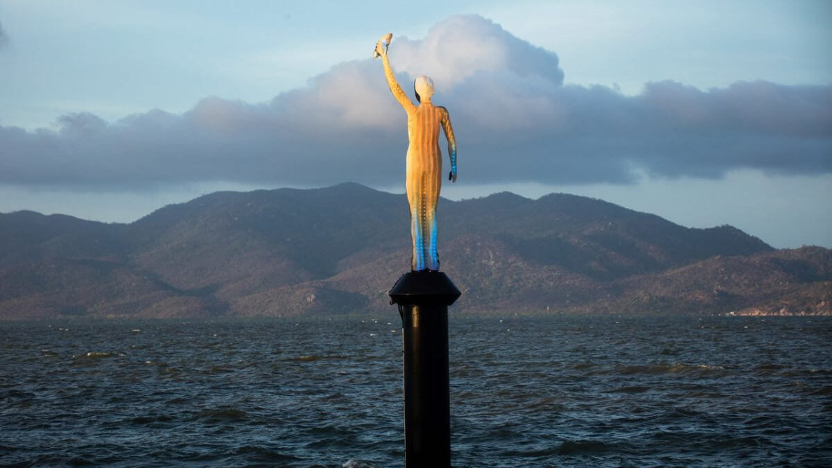 This Sculpture Monitors the Temperature of the Great Barrier Reef ...
